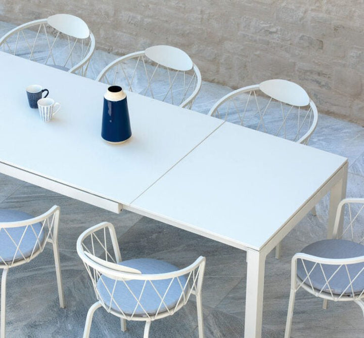 Hefty Extendable Dining Table for Outdoor Living – Spaceman